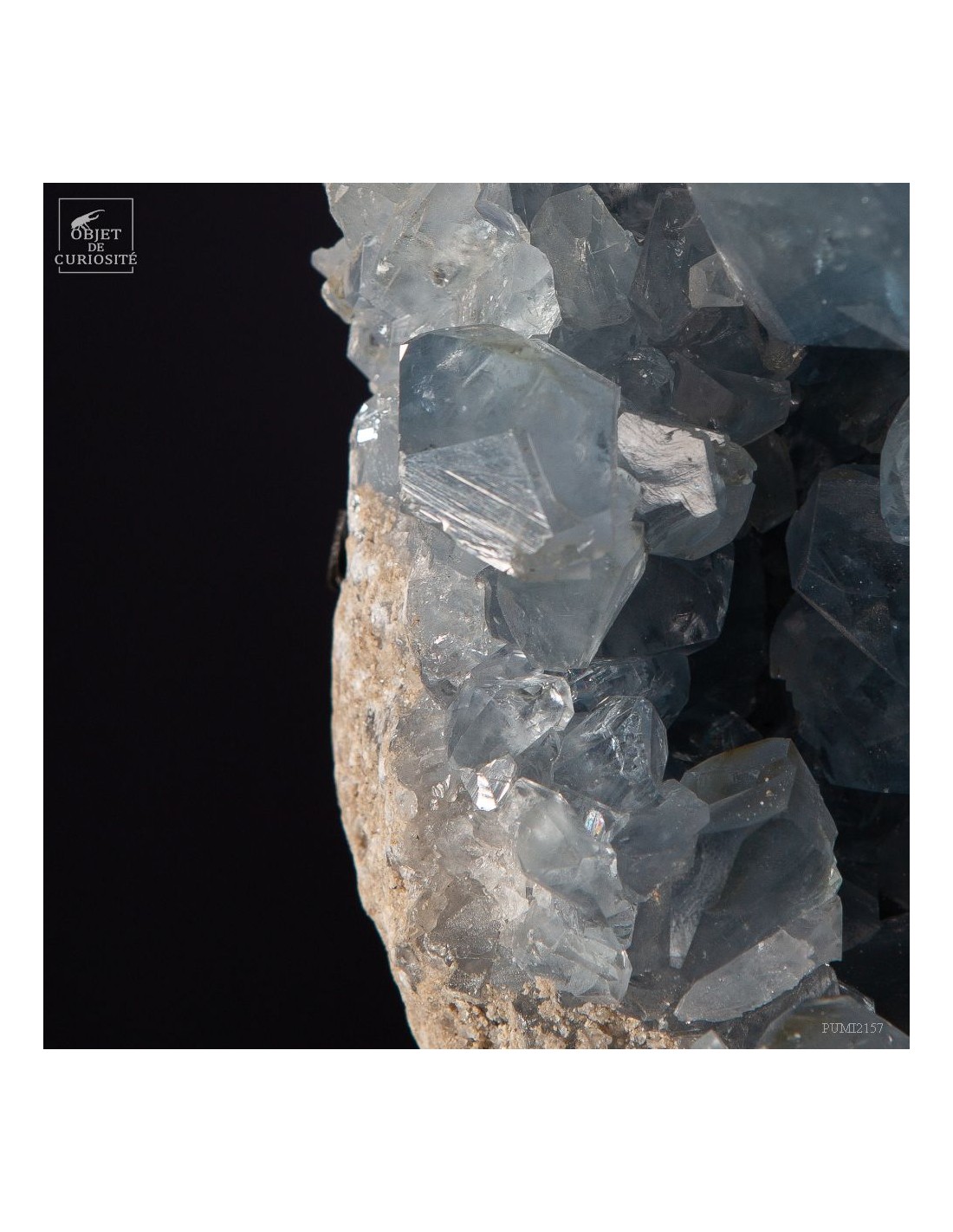 Géode de célestite de 2.5kg (Madagascar) sur base noire