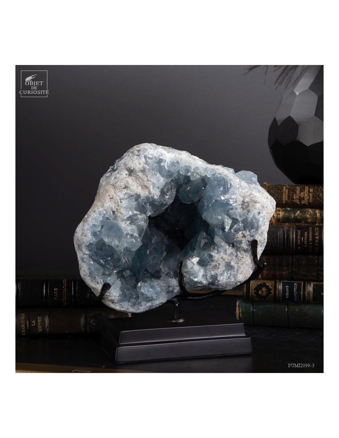 Géode de célestite de 2.7kg (Madagascar) sur base noire